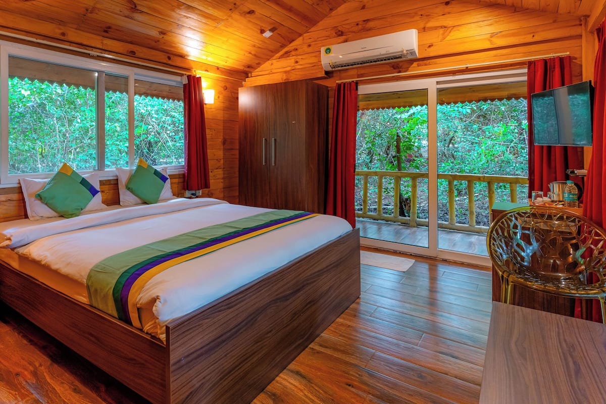 Quarto Duplo Standard, varanda | Secretária, ferro/tábua de engomar, camas desdobráveis