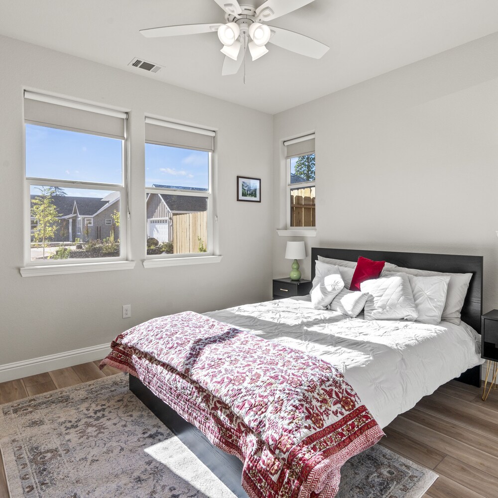 Newly Built Murphy's Modern Retreat - Murphys, CA