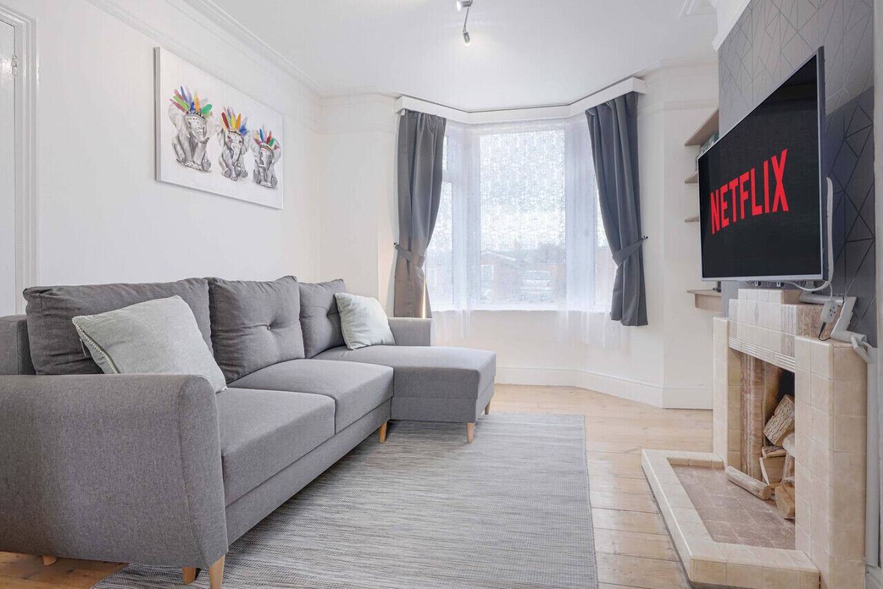 City Centre House  Sleeps 7  Free Parking  Fast Wifi  Sky Tv  Netflix  Self-check-in  Yoko Property - Northampton, UK