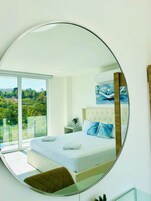 Quarto casal luxo, vista para o mar | Roupas de cama premium, cofres nos quartos, escrivaninha