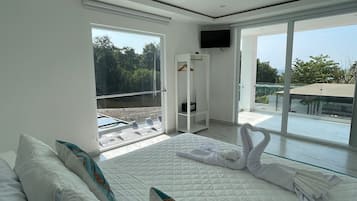 Quarto casal conforto | Roupas de cama premium, cofres nos quartos, escrivaninha