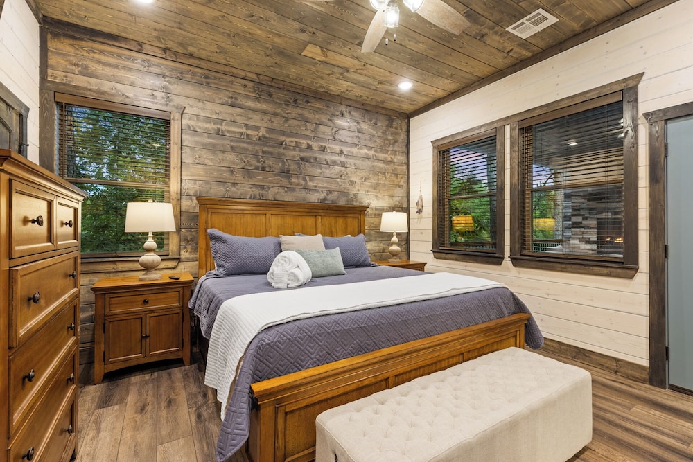 Lux! Huge Deck, Game Room, Hot Tub, Dogs Welcome - Broken Bow, OK