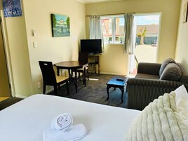 Estúdio standard, 1 cama Queen, ar-condicionado | Cortinas blackout, Wi-Fi de cortesia, roupa de cama