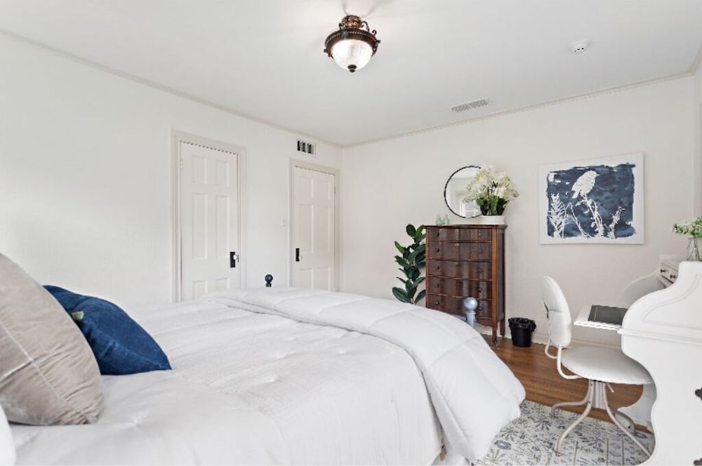Restful Retreat; Beautiful & Allergy Free! \Njust 1/2 Mile To Tyler's Med Hub. - Tyler, TX