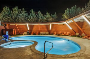 Piscina externa, funciona das 8h às 23h, espreguiçadeiras