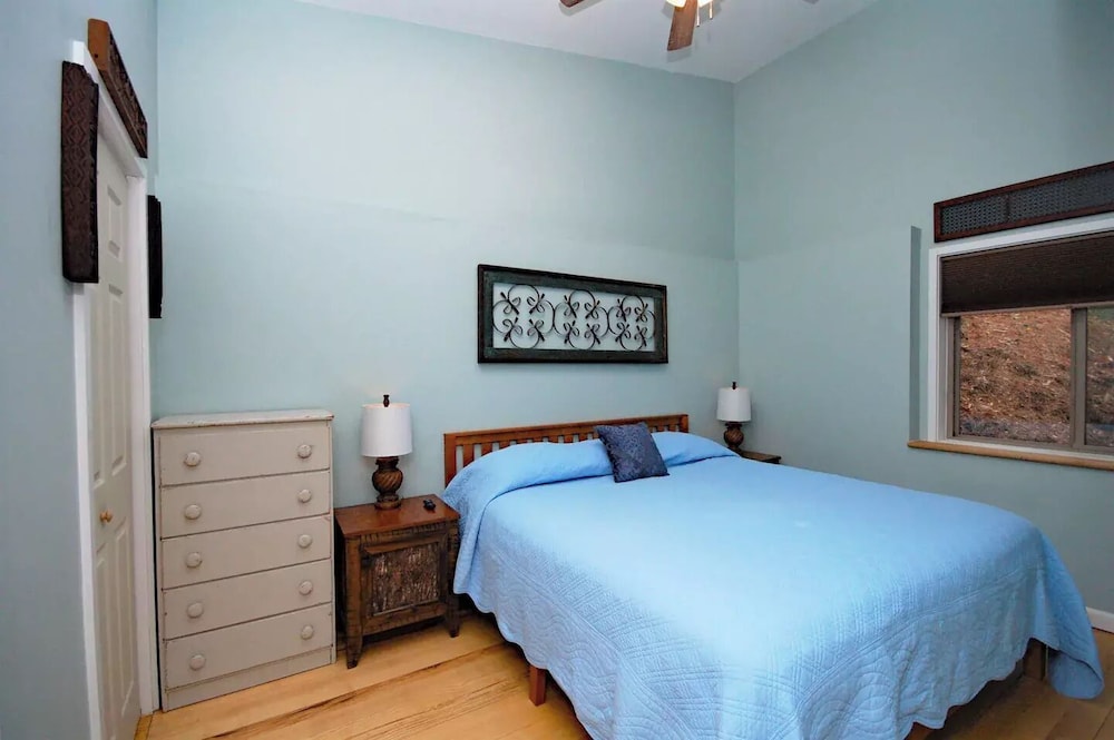 Shady Grove Cottage -Natural Setting In Town - Weaverville, NC