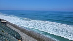 Uma praia com ondas e céu claro.