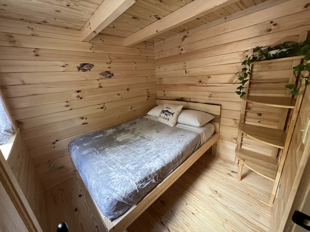 Cozy retreat for the whole family! 5 min. walk to the famous Salmon ...