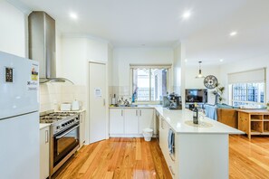 Casa Comfort | Cozinha privada | Um frigorífico, um micro-ondas, um forno, uma placa de cozinha 