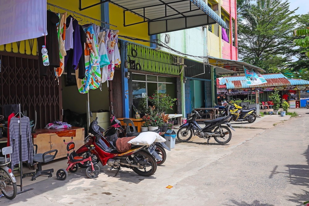 Spot On 92186 Penginapan Lorranearpasar Oleh Oleh - Batam