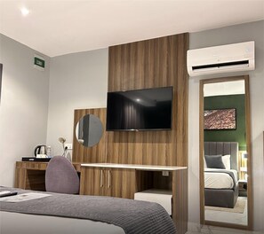 Quarto Standard | Casa de banho | Um chuveiro fixo, artigos de higiene pessoal grátis 