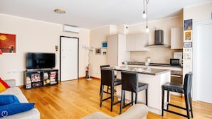 Um apartamento moderno com sala de estar, cozinha e área de jantar.