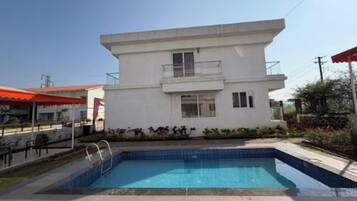 2 piscinas externas