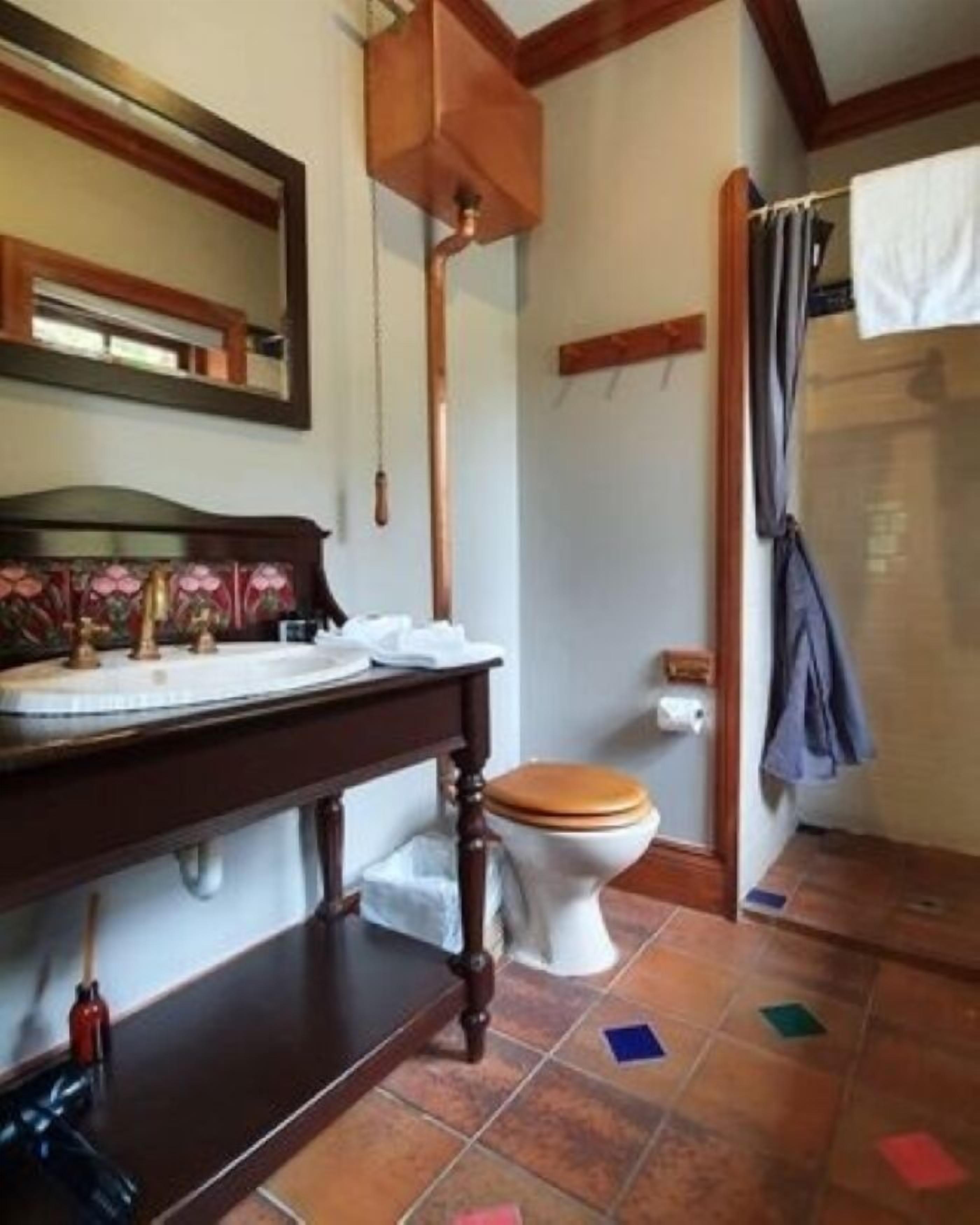 Quarto Duplo Standard | Casa de banho | Um polibã, um secador de cabelo, toalhas fornecidas, sabão 