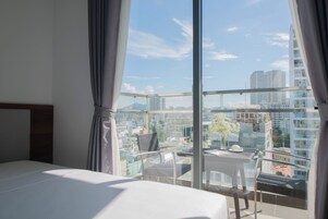 Quarto Twin Deluxe, 2 camas queen-size, varanda | Cofre no quarto, com mobília individualizada, secretária 