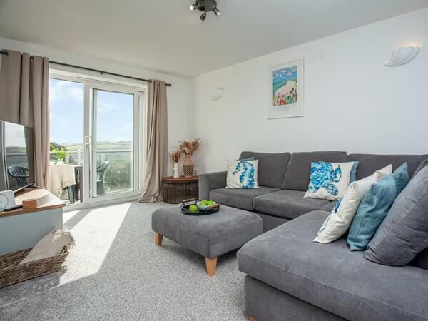 Spacious 3 Bed House - Sleeps 6 - Parking - Wifi - Newquay