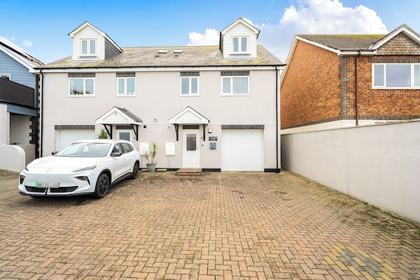 Spacious 3 Bed House - Sleeps 6 - Parking - Wifi - Newquay