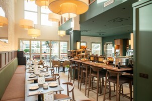 Pequeno-almoço tipo buffet diário (18 EUR por pessoa)