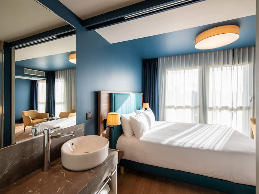 Quarto casal | Roupas de cama premium, cofres nos quartos, escrivaninha