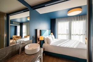 Quarto casal | Roupas de cama premium, cofres nos quartos, escrivaninha