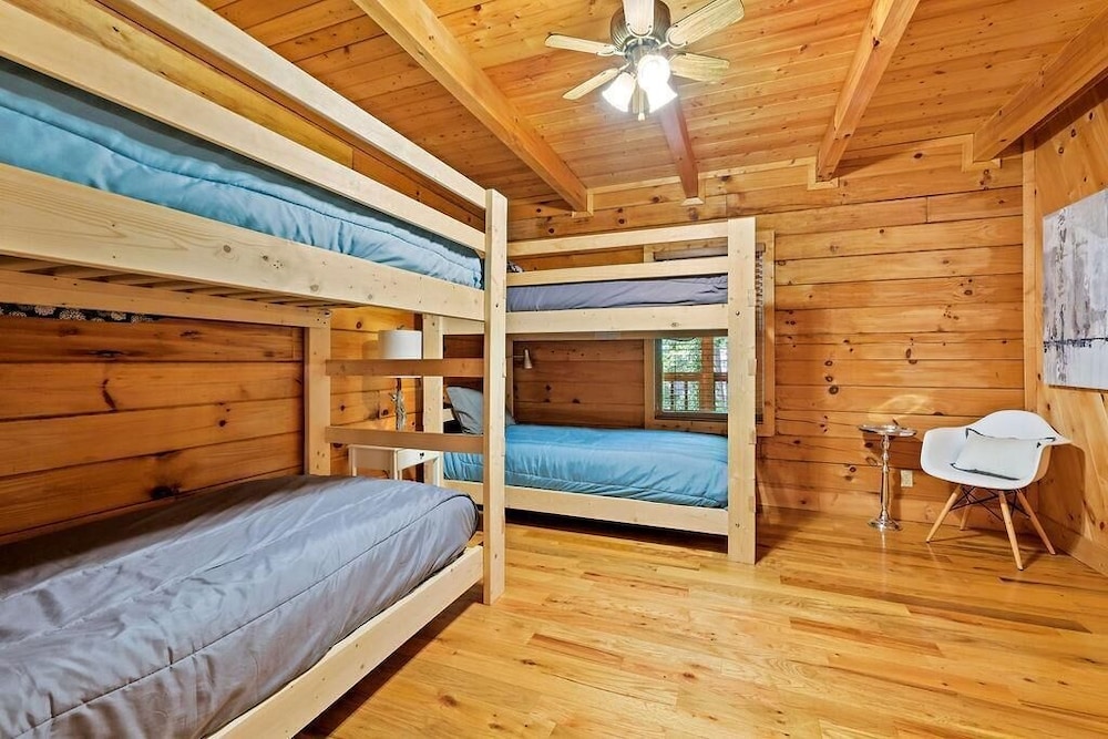 3-4 Bedroom Lake Front Cabin For Any Season! Perfect Large Family Retreat! - Lake Lanier, GA