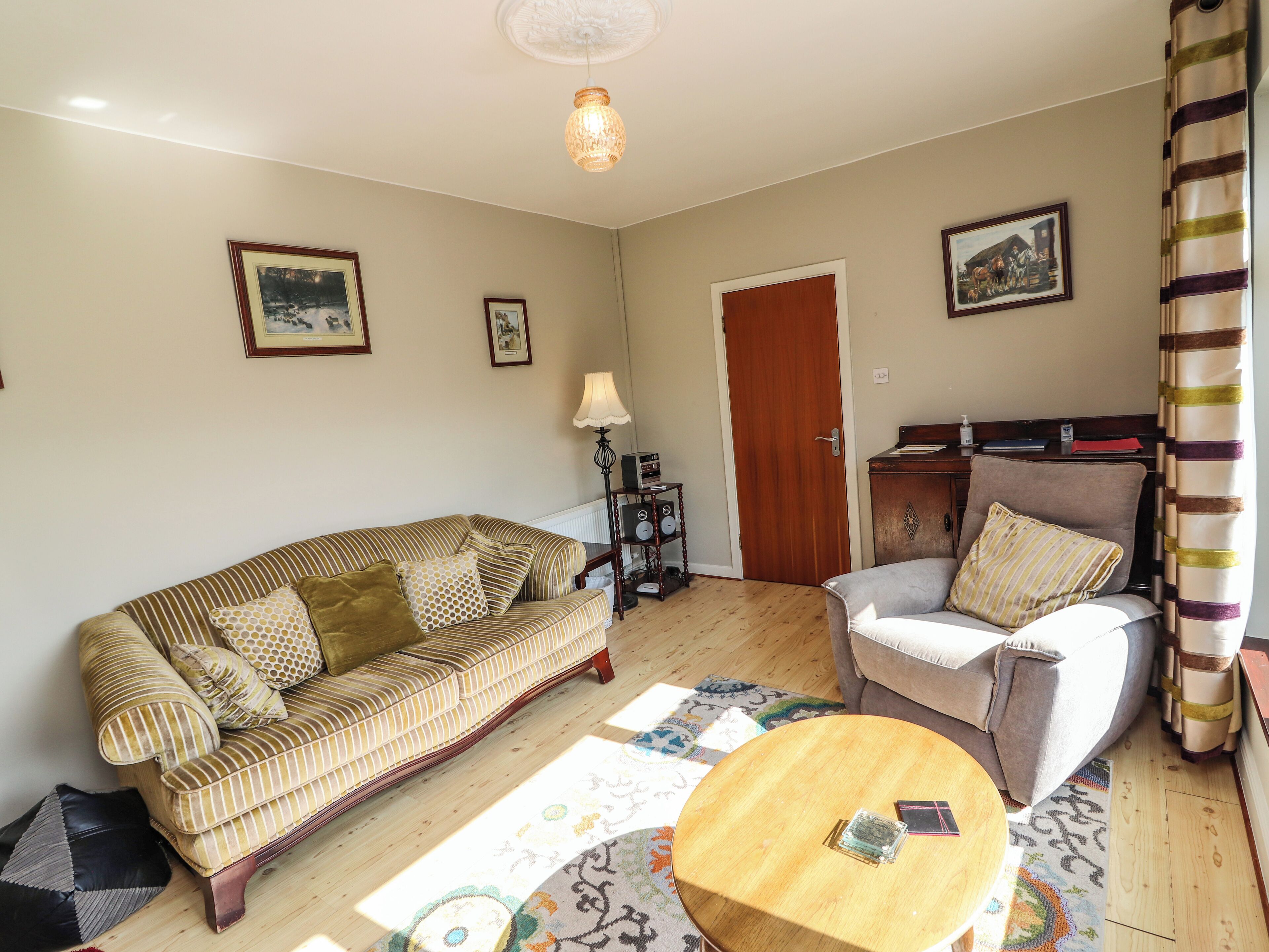 4 quartos, com decoração personalizada, com mobília individualizada 