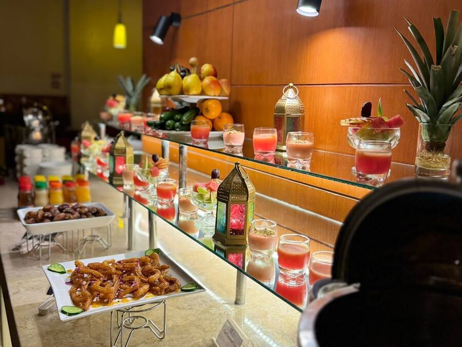 2 restaurantes: servem pequenos-almoços, almoços, jantares e brunches