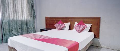 Quarto Duplo Deluxe | Secretária, roupa de cama fornecida