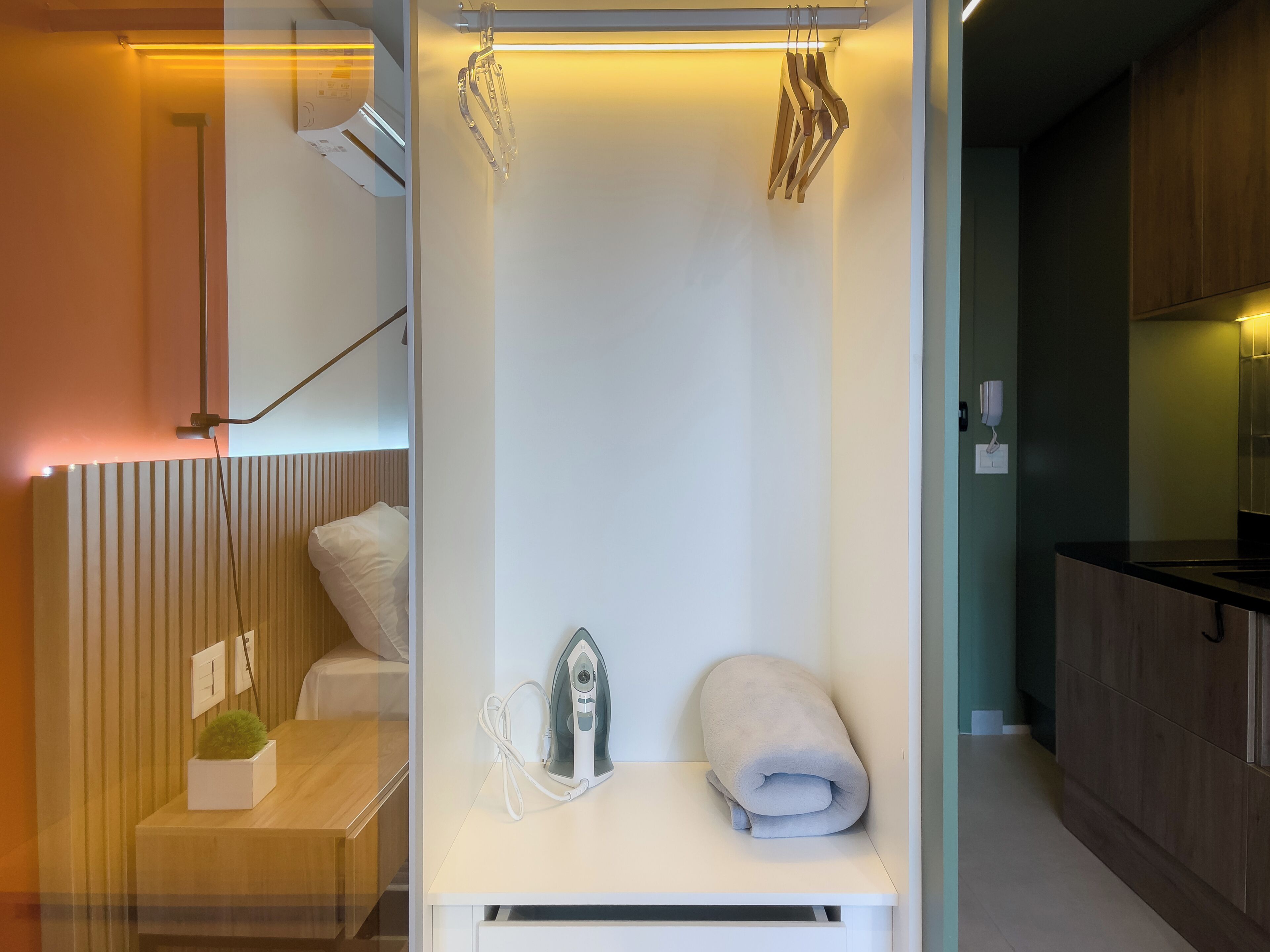 Casa de banho moderna com chuveiro, toalha e secador de cabelo.