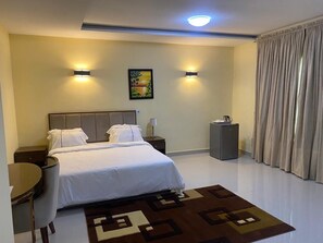 Quarto Executivo | Cortinas/cortinados opacos, ferro/tábua de engomar, Wi-fi grátis 