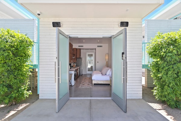 Funky Pool Side Cabana In Dtphx - Phoenix, AZ