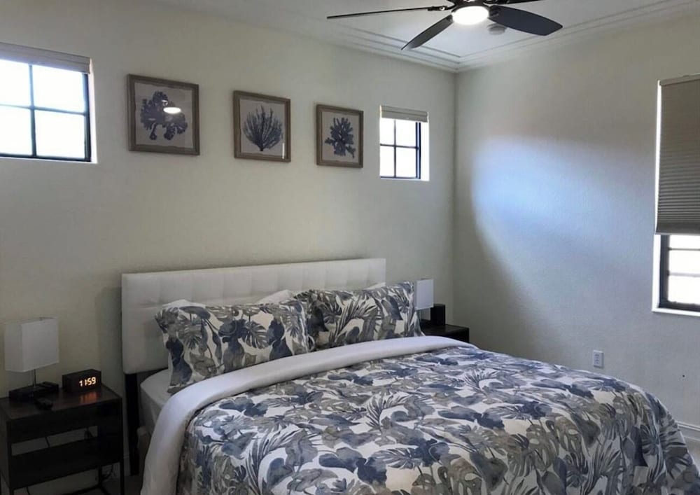 Luxurious 2 Bed/2.5 Bath Available For Rent! Resort Living! Pools, Gym, Courts - Fort Myers, FL