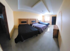 Quarto Triplo Familiar, várias camas | Wi-fi grátis, roupa de cama fornecida 