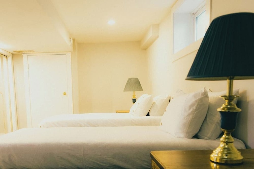 Time Machine | King Bed | Vintage 20th Century - Alberta