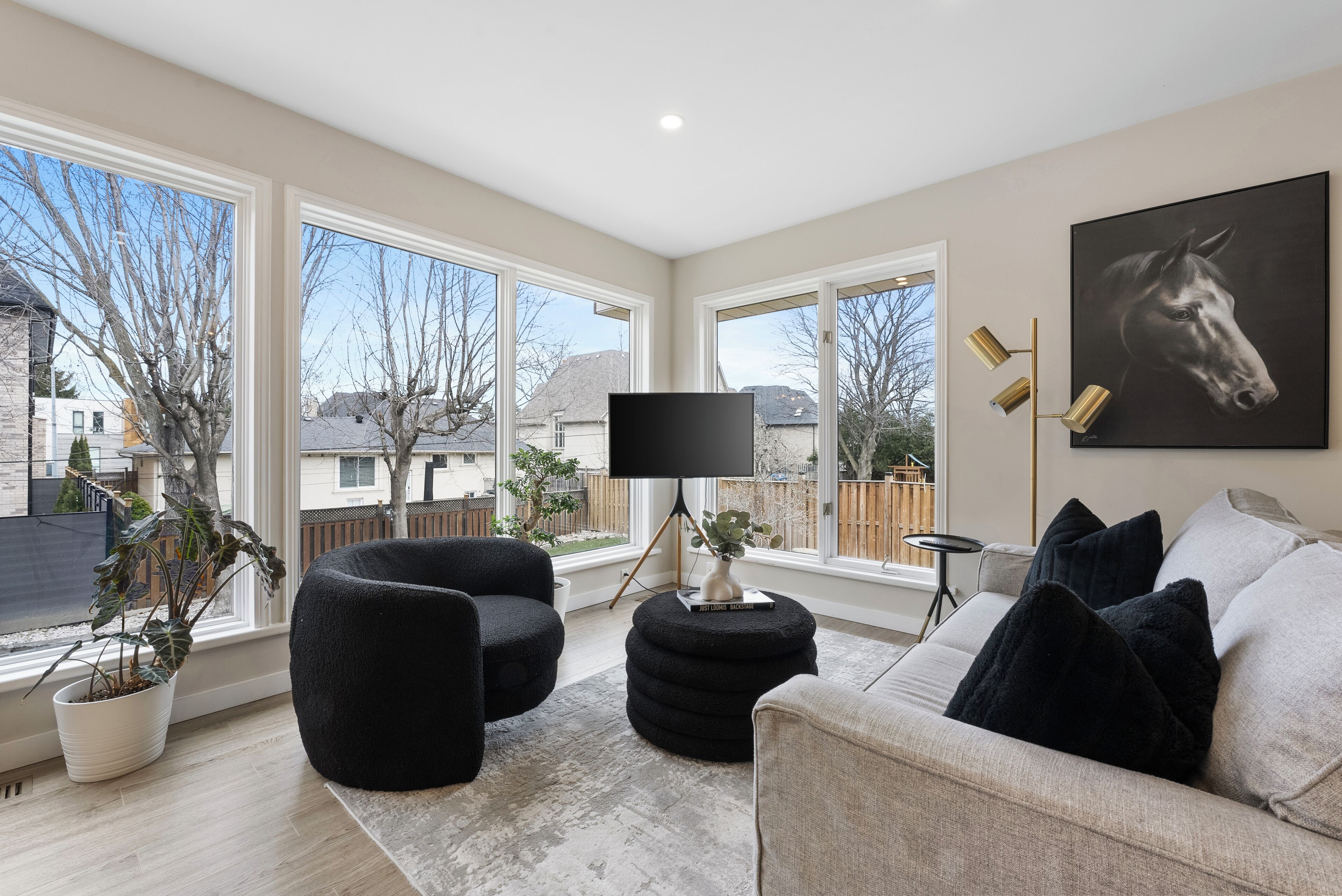 Elegant 4 Bedroom & 3 Bathroom Bungalow Villa With Private Hot Tub - Toronto, ON
