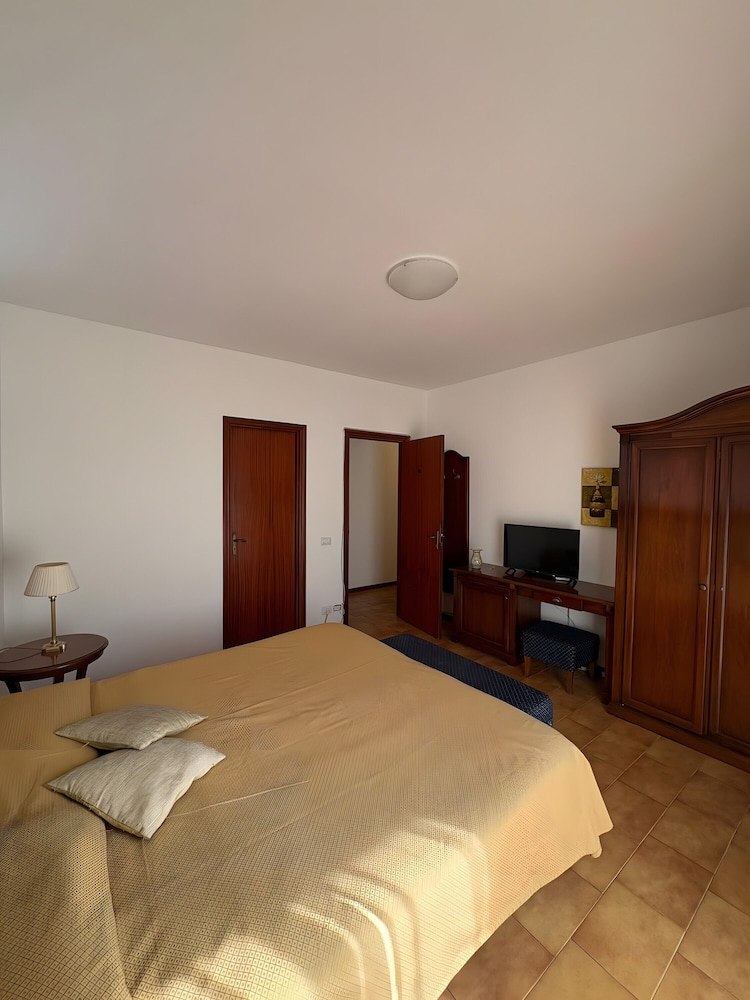 Casa Vacanze "La Grotta 2" Con Vista Sulle Montagne, Terrazza Privata E Wi-fi - Santa Teresa di Riva