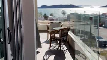 Suíte panorâmica, 2 quartos, vista para a praia | 1 quarto, edredons de pluma, ferros/tábuas de passar roupa