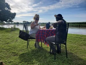 Café da manhã com pratos da culinária local grátis todos os dias
