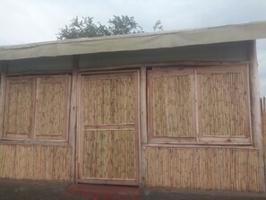 Quarto quádruplo conforto | Escrivaninha, espaço de trabalho para notebook, roupa de cama