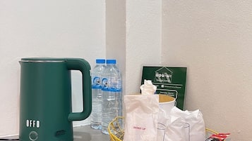 Quarto Duplo Básico | Secretária adequada para computadores portáteis, Wi-fi grátis