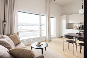 Spacious studio with a rooftop terrace | Escrivaninha, espaço de trabalho para notebook, cortinas blackout