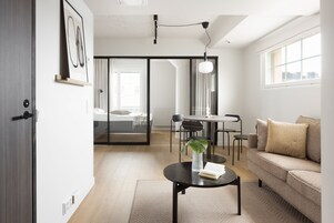 Spacious studio with a view | Escrivaninha, espaço de trabalho para notebook, cortinas blackout