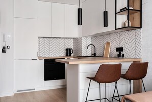 Apartamento Deluxe | Cozinha privada | Minifrigorífico, um forno, uma máquina de lavar louça 