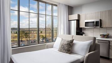 1 quarto, cofre no quarto, com decoração personalizada