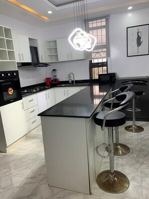 Apartamento | Cozinha privada | Um frigorífico, um micro-ondas, um forno, uma placa de cozinha