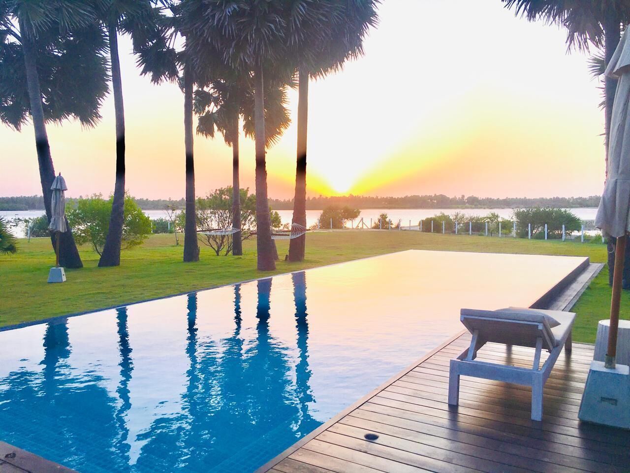 Piscina externa, funciona das 7h às 19h, guarda-sóis, espreguiçadeiras