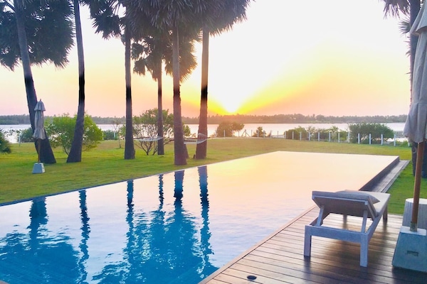 Piscina externa, funciona das 7h às 19h, guarda-sóis, espreguiçadeiras