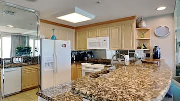 Apartamento em Condomínio Fechado, várias camas, varanda, vista para o oceano | Cozinha privada | Um frigorífico, um micro-ondas, um forno, uma placa de cozinha