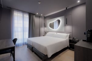 Minibar, cofre no quarto, secretária, Wi-fi grátis