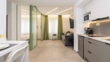 Theatrou Apt 1 - One Bedroom Apartment - Heart of Athens | Cozinha privada | Frigobar, micro-ondas, máquina de café expresso, cafeteira/chaleira